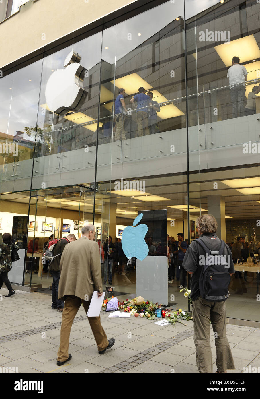Apple fans mourn the death of Apple Inc founder Steve Jobs at Apple ...