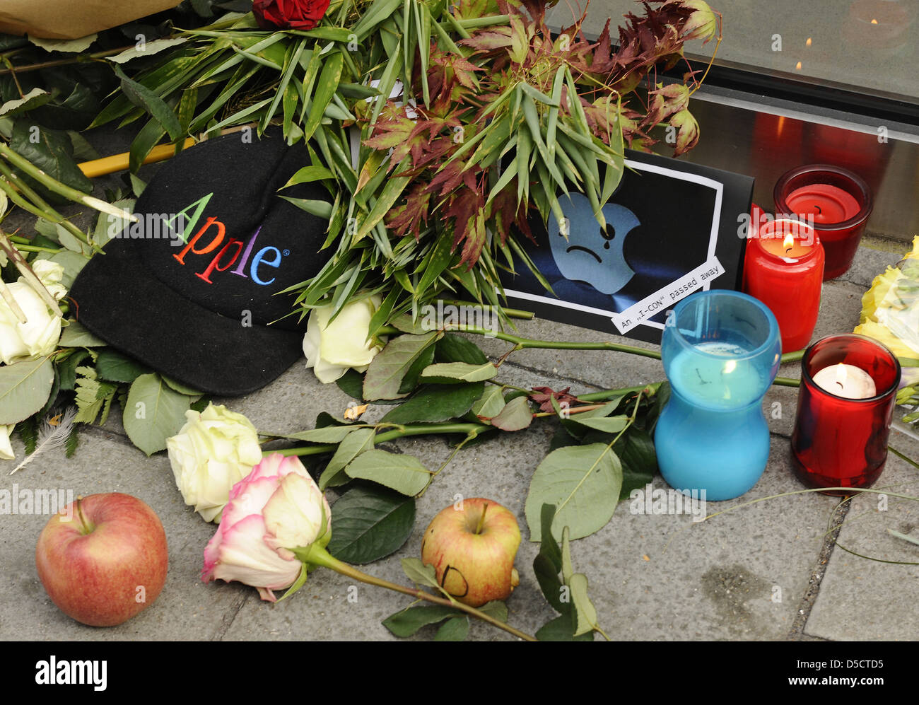 Apple fans mourn the death of Apple Inc. founder Steve Jobs at Apple ...