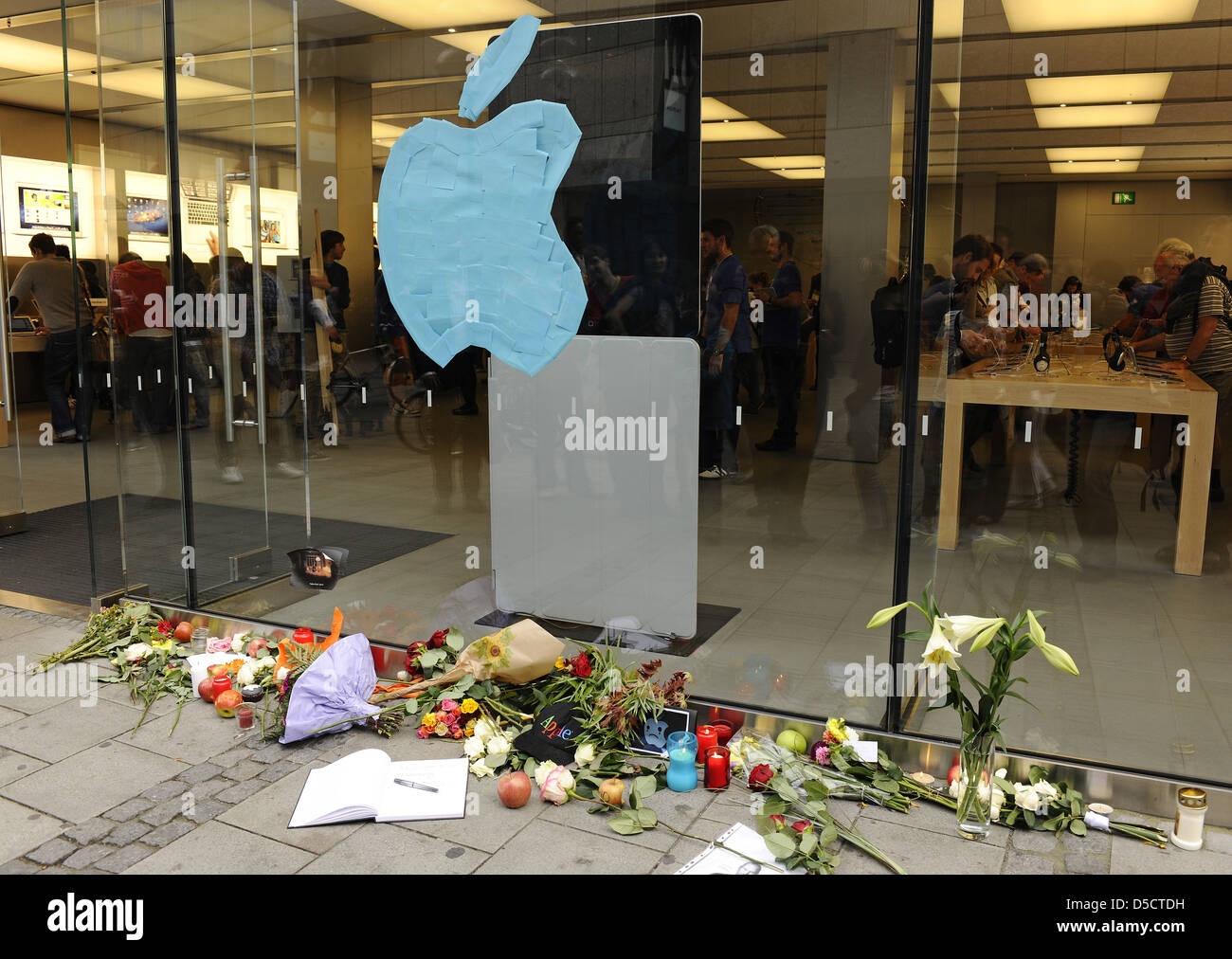 Apple fans mourn the death of Apple Inc. founder Steve Jobs at Apple ...