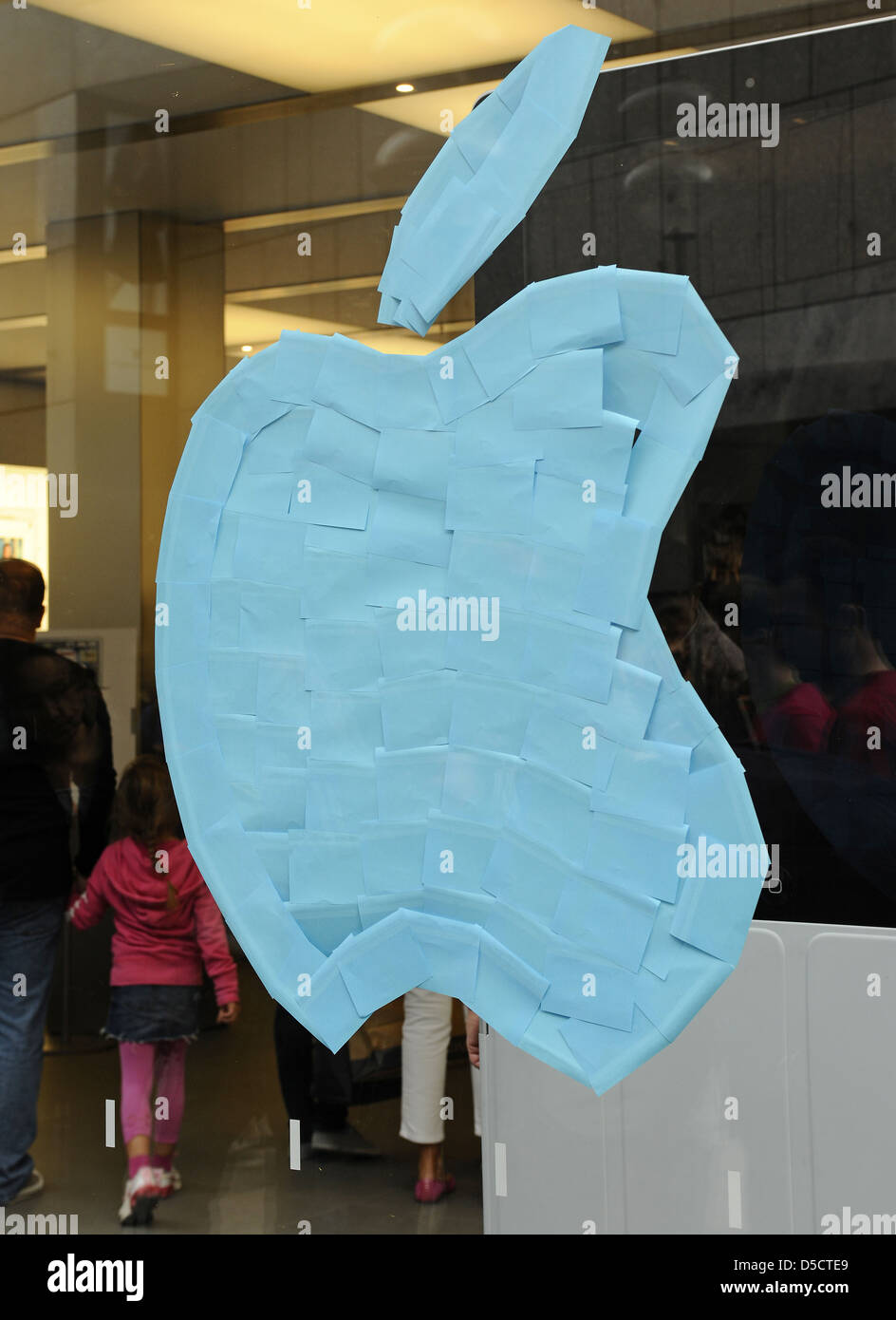 Apple fans mourn the death of Apple Inc. founder Steve Jobs at Apple ...