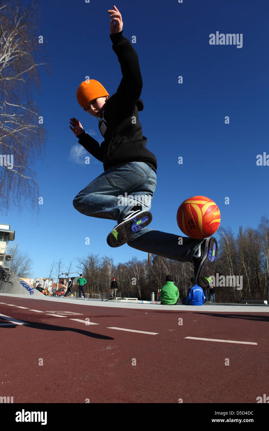 Football trick hi-res stock photography and images - Alamy