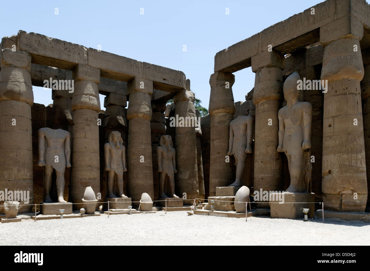 Egypt statues of rameses ii and his wife nefertari hi-res stock ...