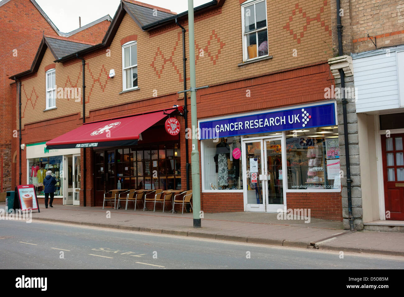 Uk charity shops hi-res stock photography and images - Alamy