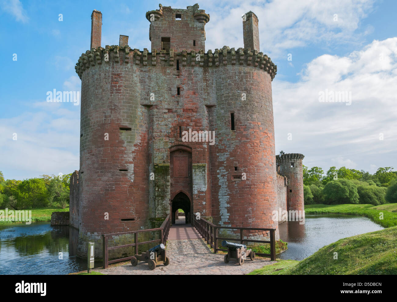 Castle with moat hi-res stock photography and images - Alamy