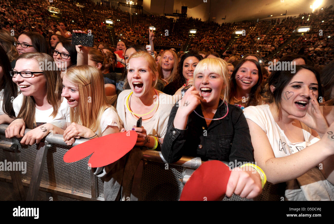 Girls scream concert hi-res stock photography and images - Alamy