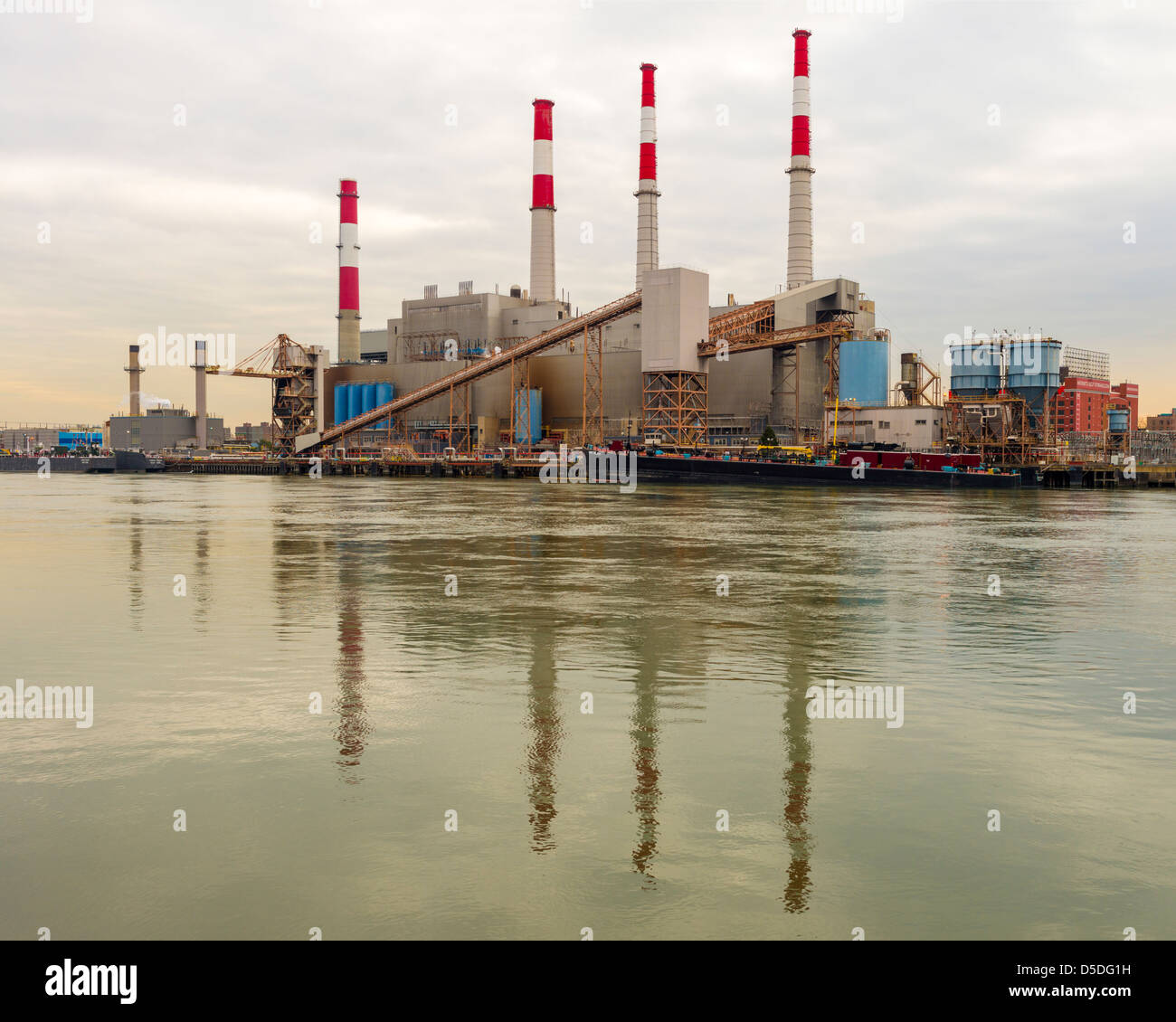 Con edison power generating plant hi-res stock photography and images ...