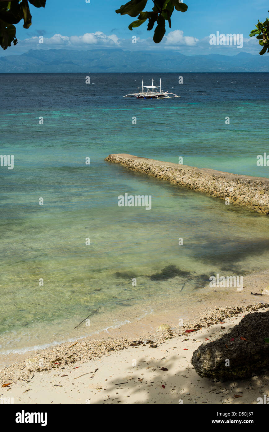 Ocean with boats hi-res stock photography and images - Alamy