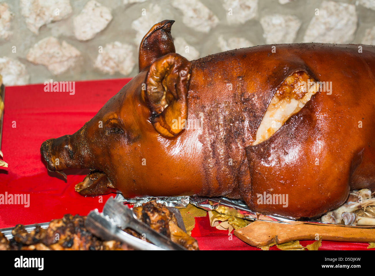 Whole roasted pig hi-res stock photography and images - Alamy