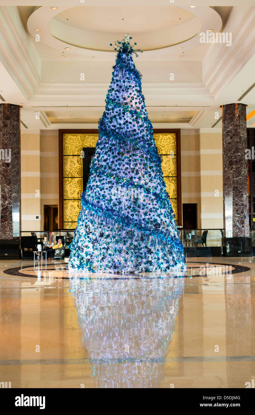 Lobby christmas tree hi-res stock photography and images - Alamy
