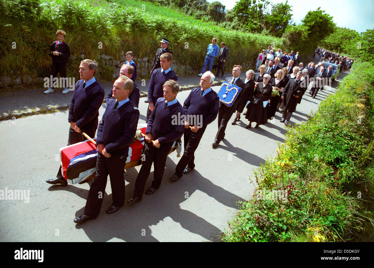 Former Prime Minister Harold Wilson's coffin is carried to its final ...