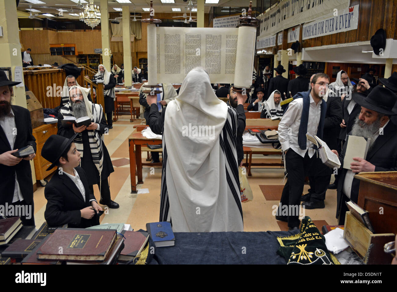New sefer torah ceremony hi-res stock photography and images - Alamy