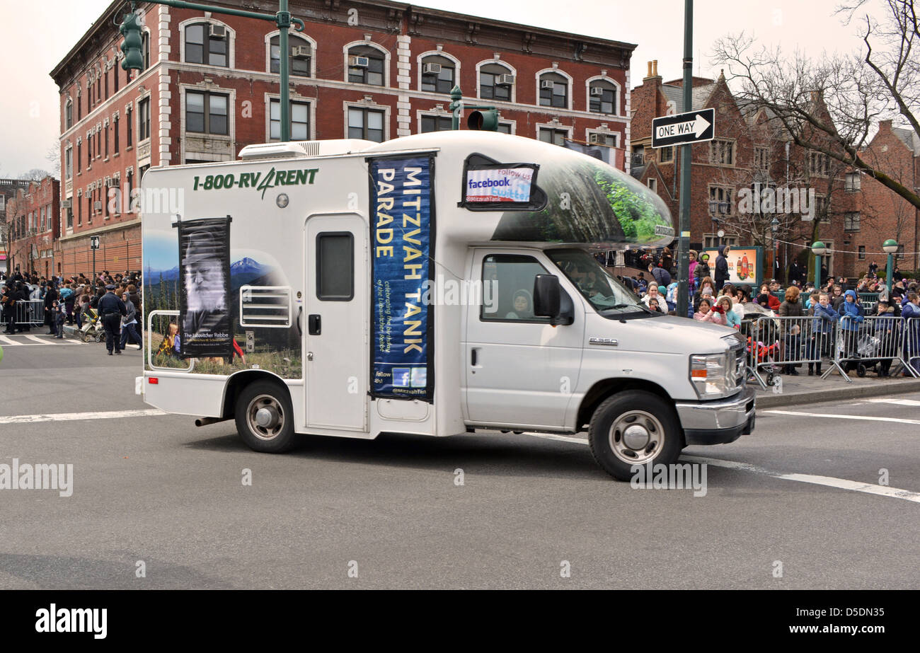 Mitzvah Tanks parading past Lubavitch headquarter to celebrate the ...