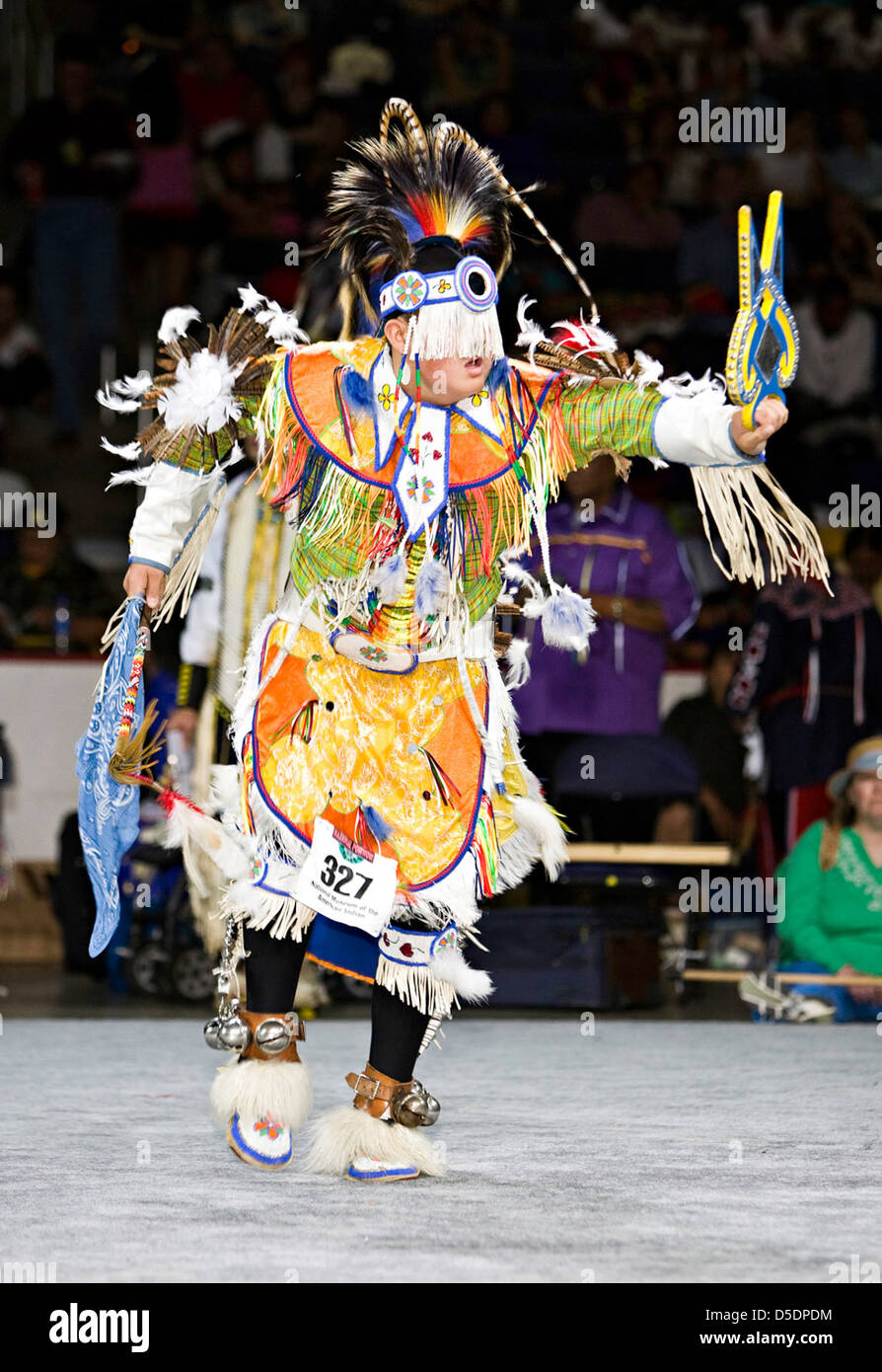 Native american dancer in full regalia hi-res stock photography and ...