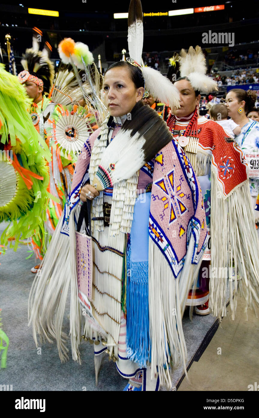 Dancers wearing native american costumes hi-res stock photography and ...
