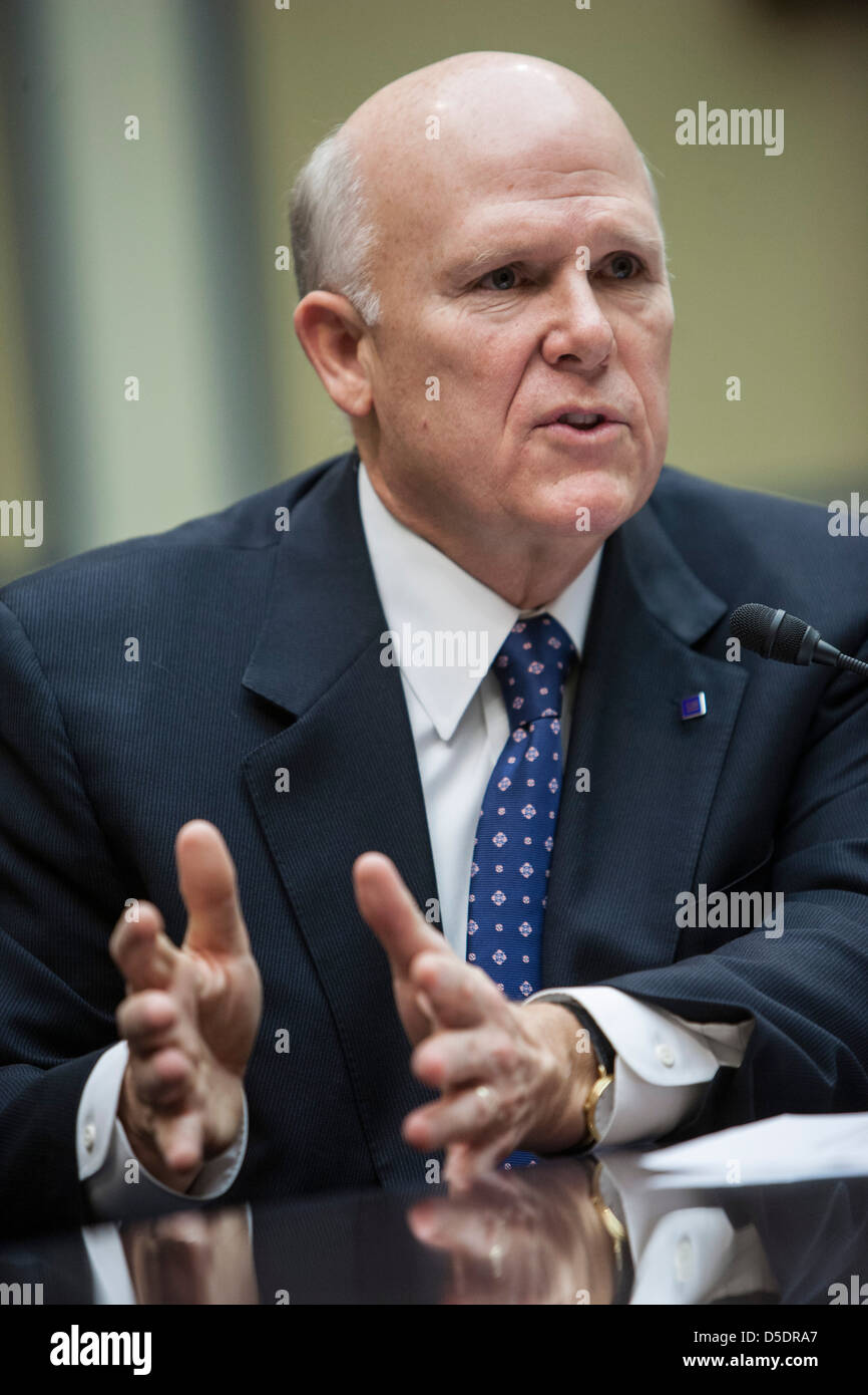 Daniel F. Akerson, chairman and chief executive officer of General ...