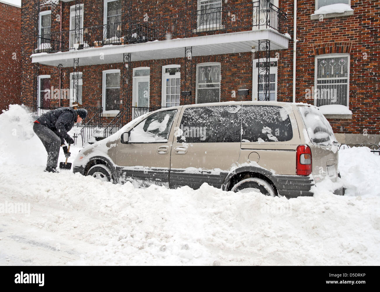 Heavy snow car man hi-res stock photography and images - Alamy