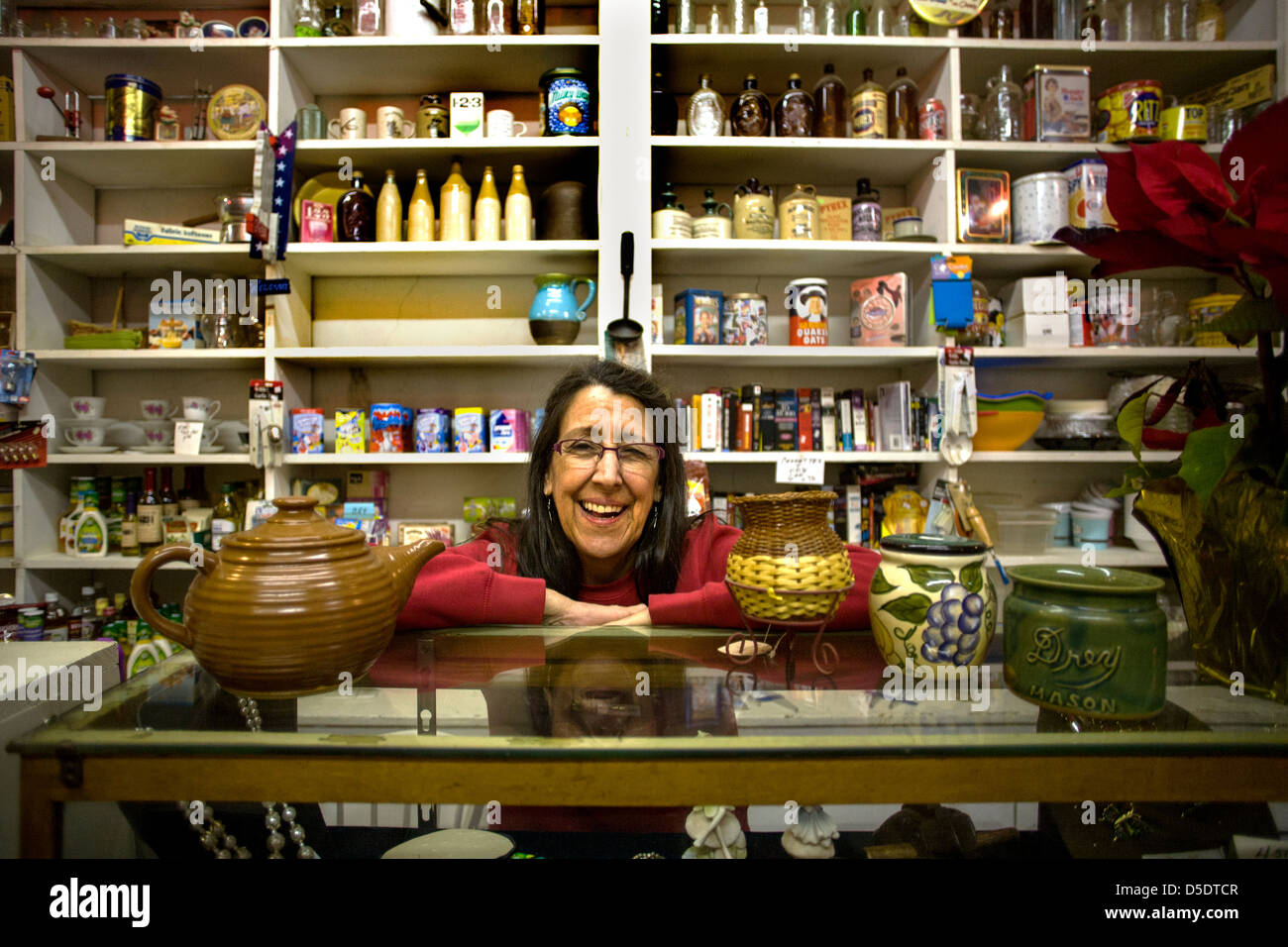 Old fashioned store counter hi-res stock photography and images - Alamy