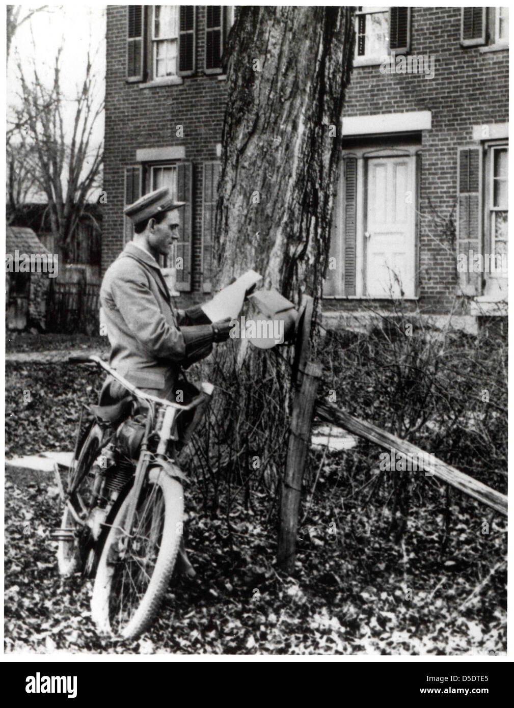 Letter carrier bicycle vintage hi-res stock photography and images - Alamy