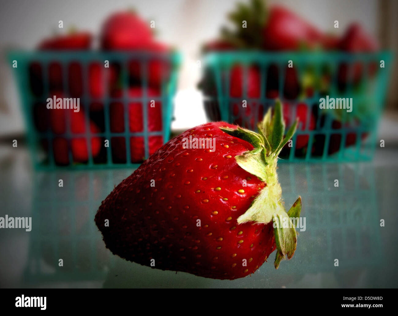 Los of strawberries hi-res stock photography and images - Alamy