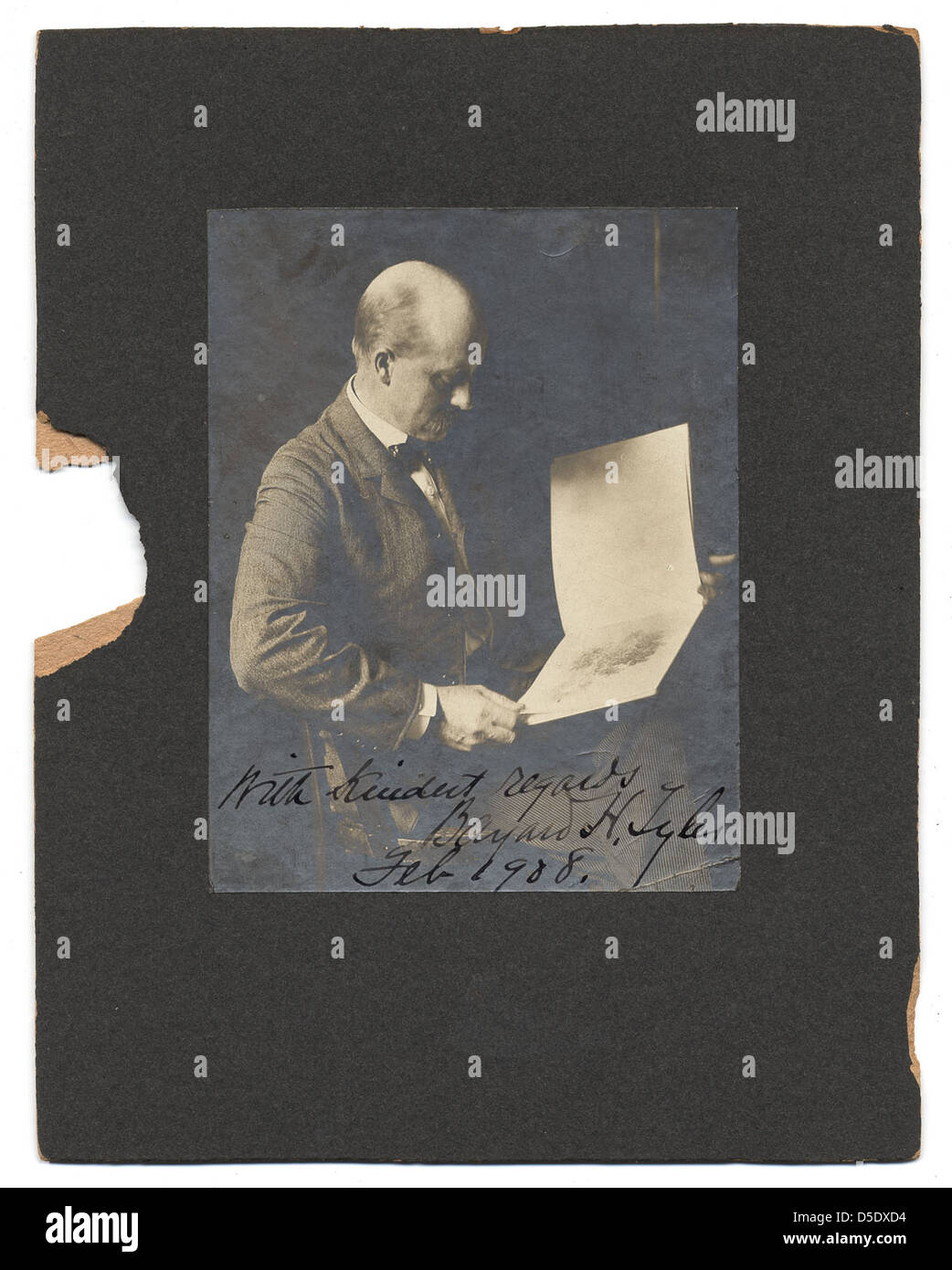 Old manreading hi-res stock photography and images - Alamy