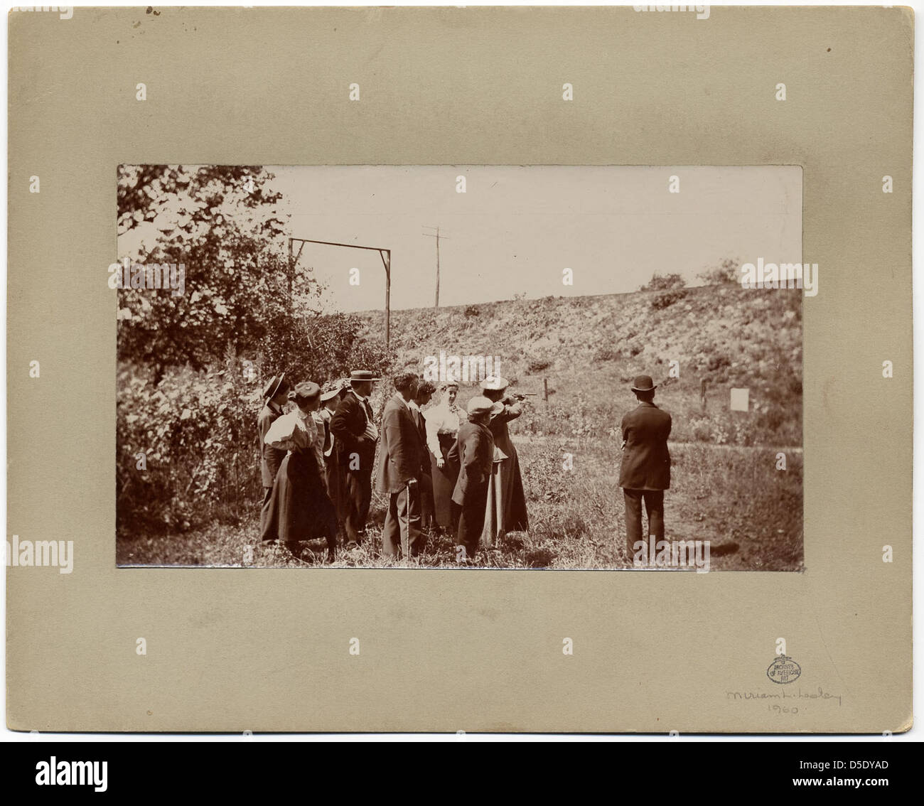 Old people art classes hi-res stock photography and images - Alamy