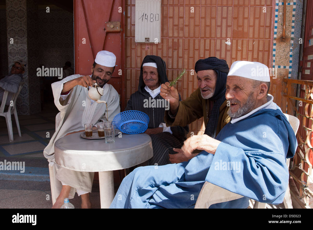 Arabic tea men hi-res stock photography and images - Alamy