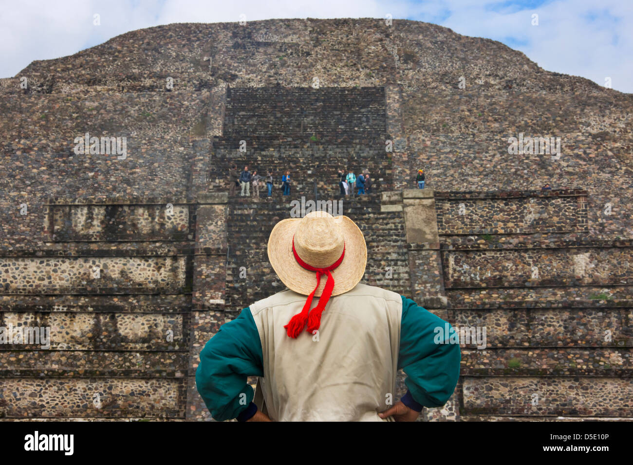 Mexican man wearing straw hat with Pyramid of the Sun, Teotihuacan ...