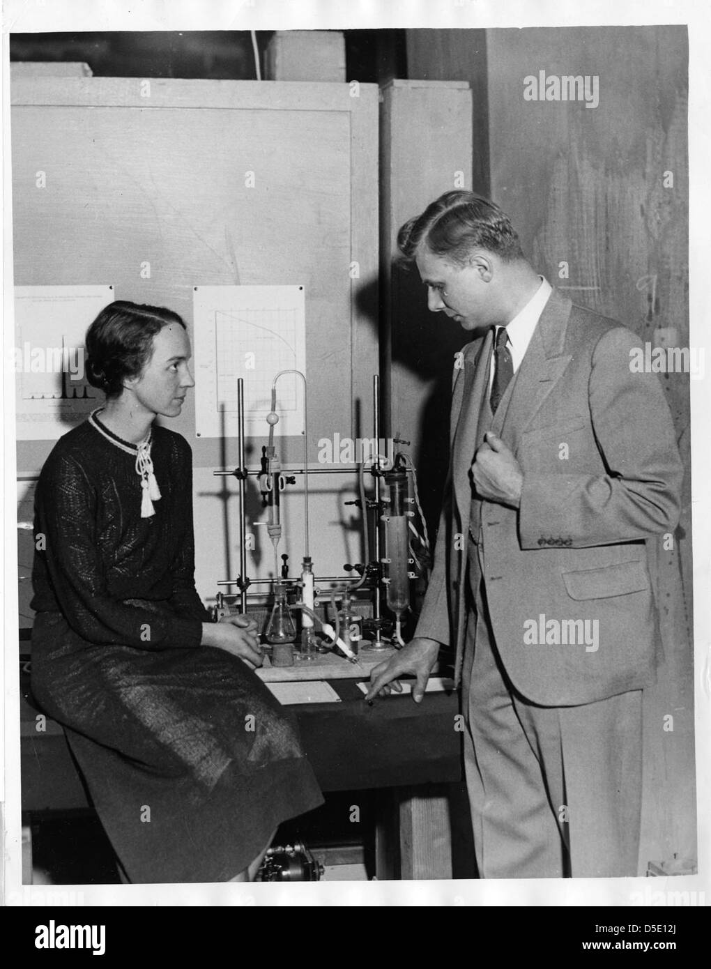 Early 1900s laboratory chemistry hi-res stock photography and images ...