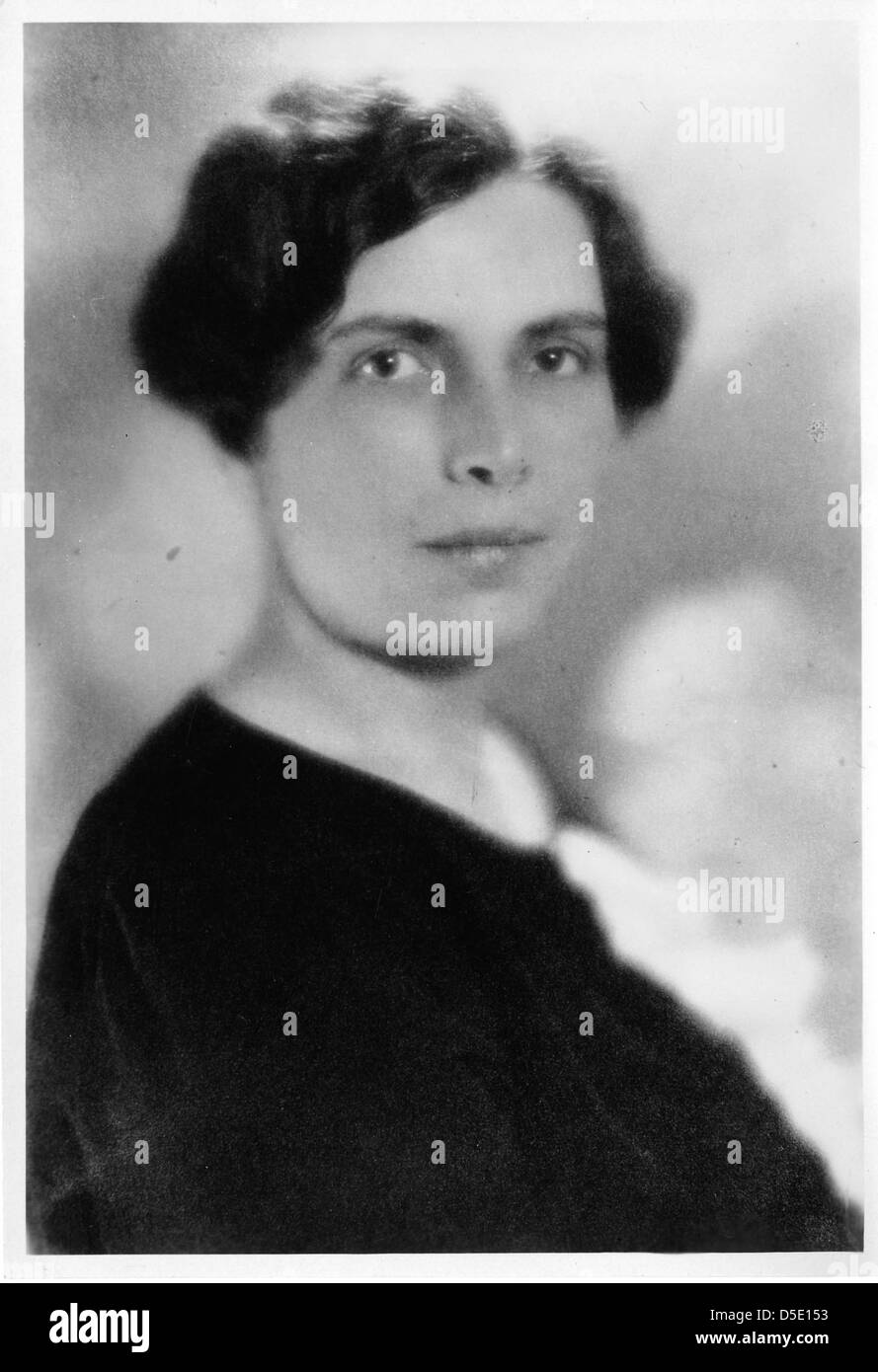 A portrait of Gladys Rowena Henry Dick, a pioneering female pathologist ...