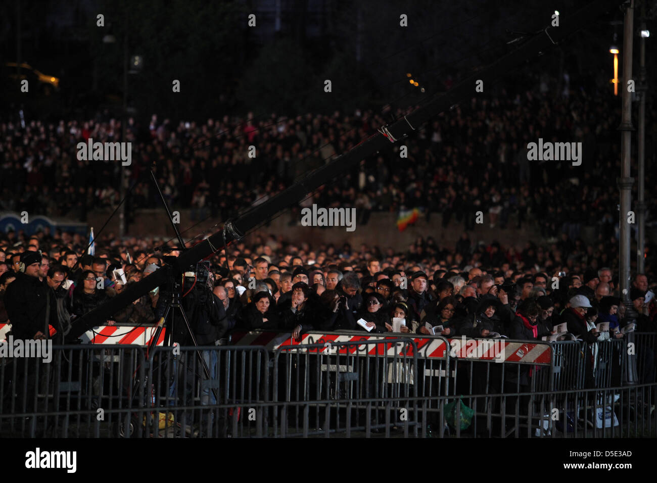 Rome: Colosseum. Francis Pope celebrates the way of the cross at the ...