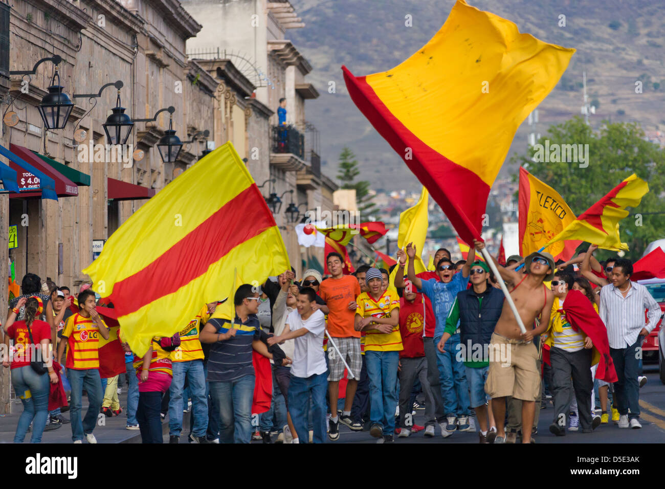 Mexican crowd flags hi-res stock photography and images - Alamy