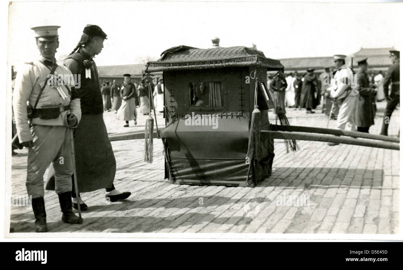 Covered litter hi-res stock photography and images - Alamy