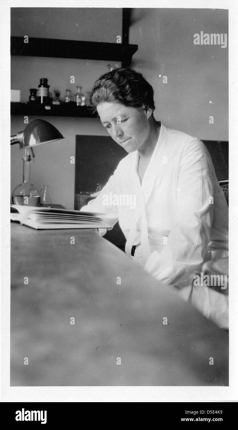 Researcher woman Black and White Stock Photos & Images - Alamy