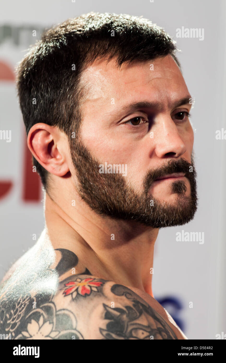 Muscular young men fighting mma hi-res stock photography and images - Alamy