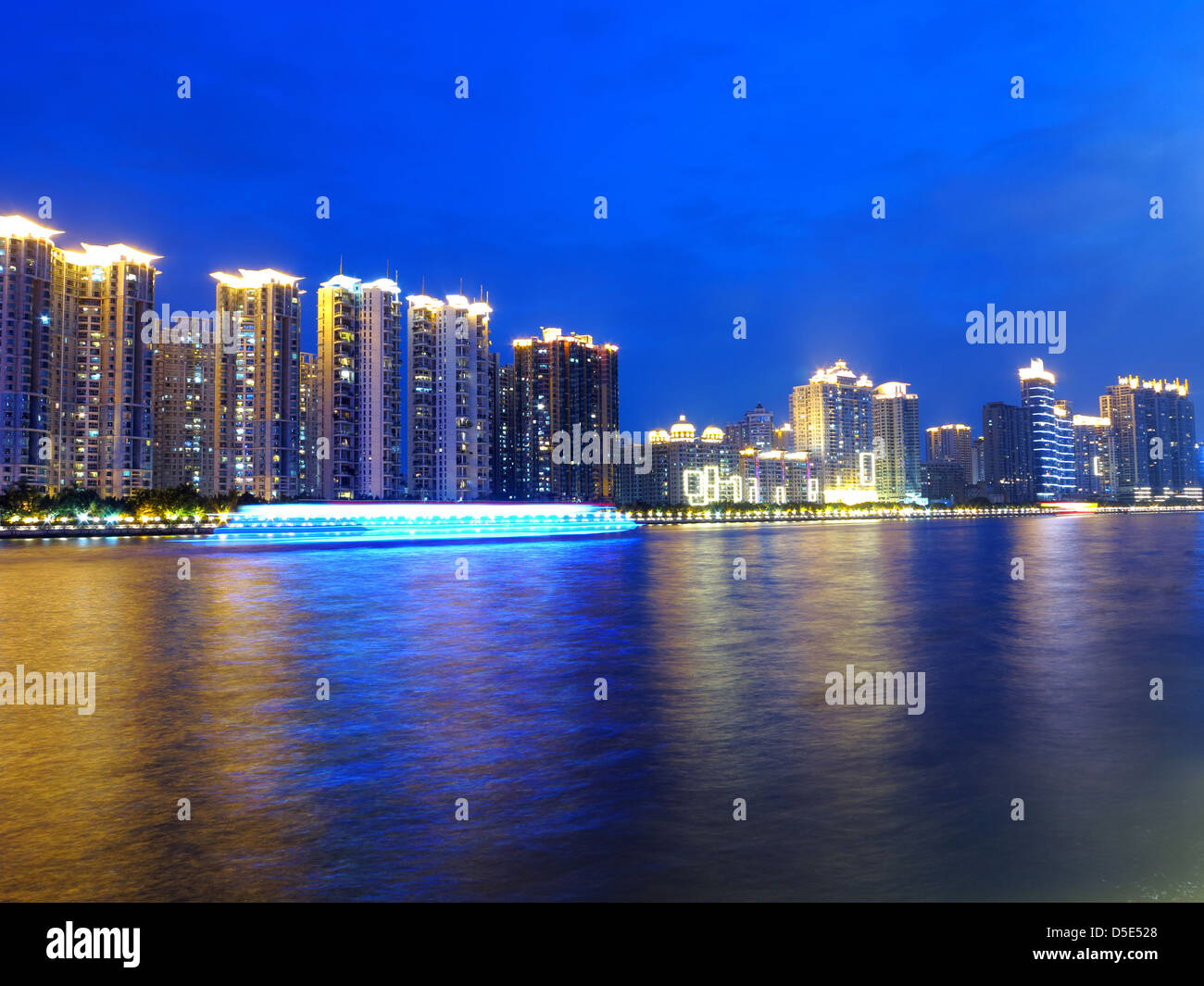 Inverted buildings hi-res stock photography and images - Alamy