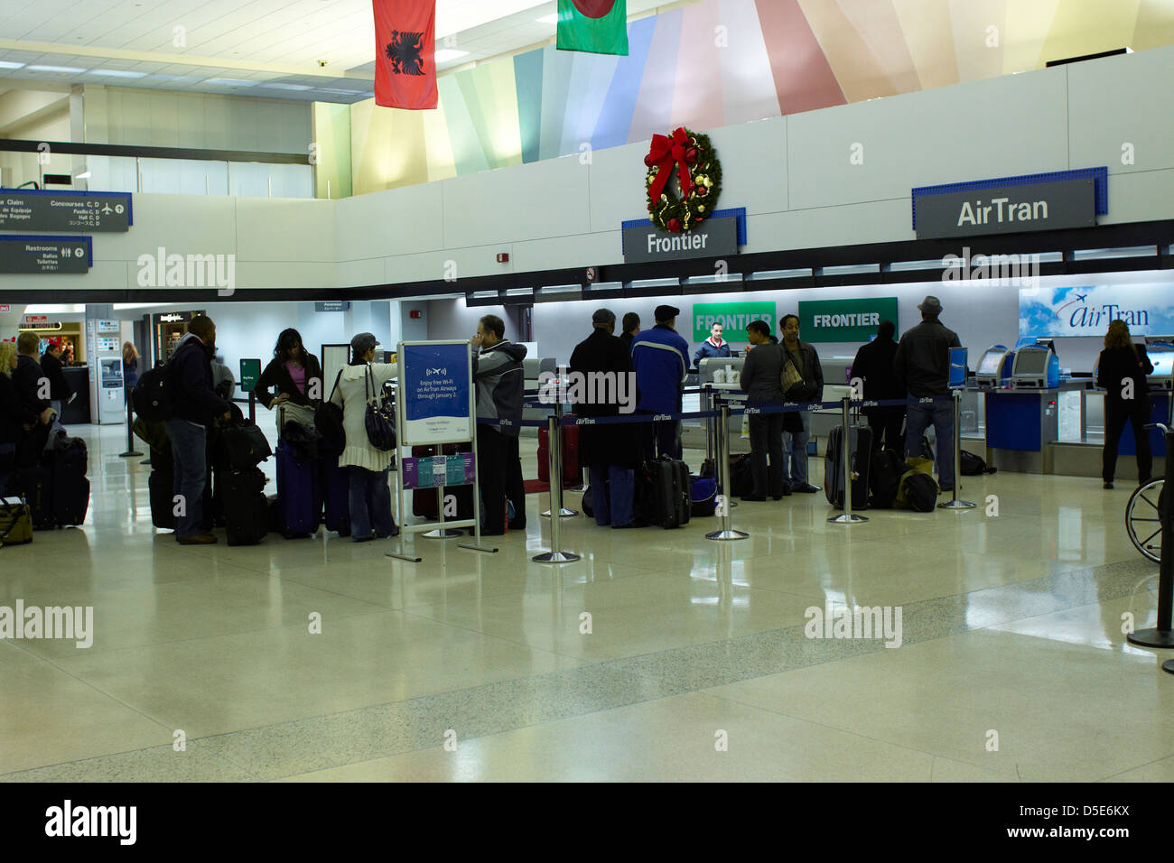 Airline ticket counter hi-res stock photography and images - Alamy