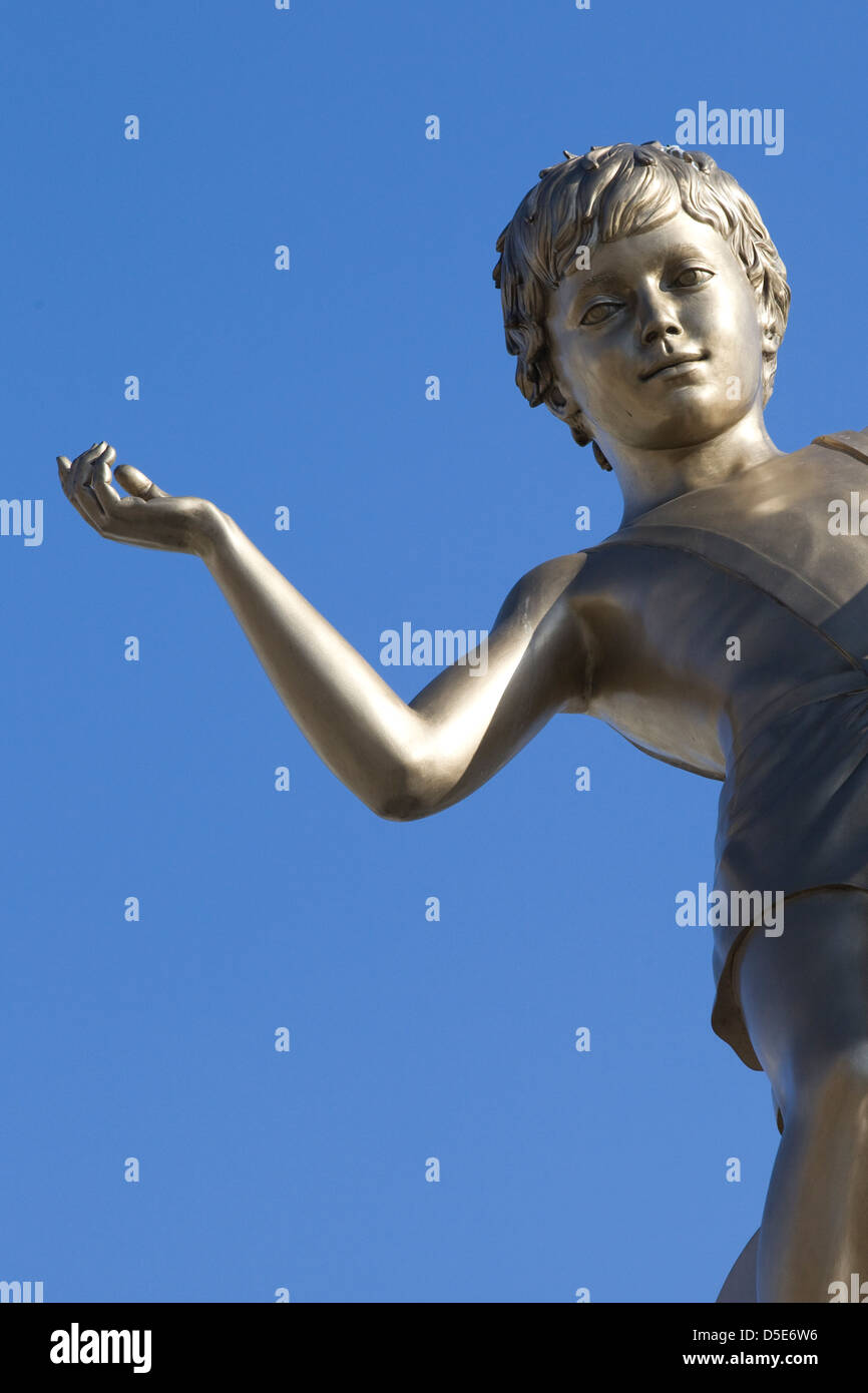 Bronze statue of a boy Stock Photo - Alamy