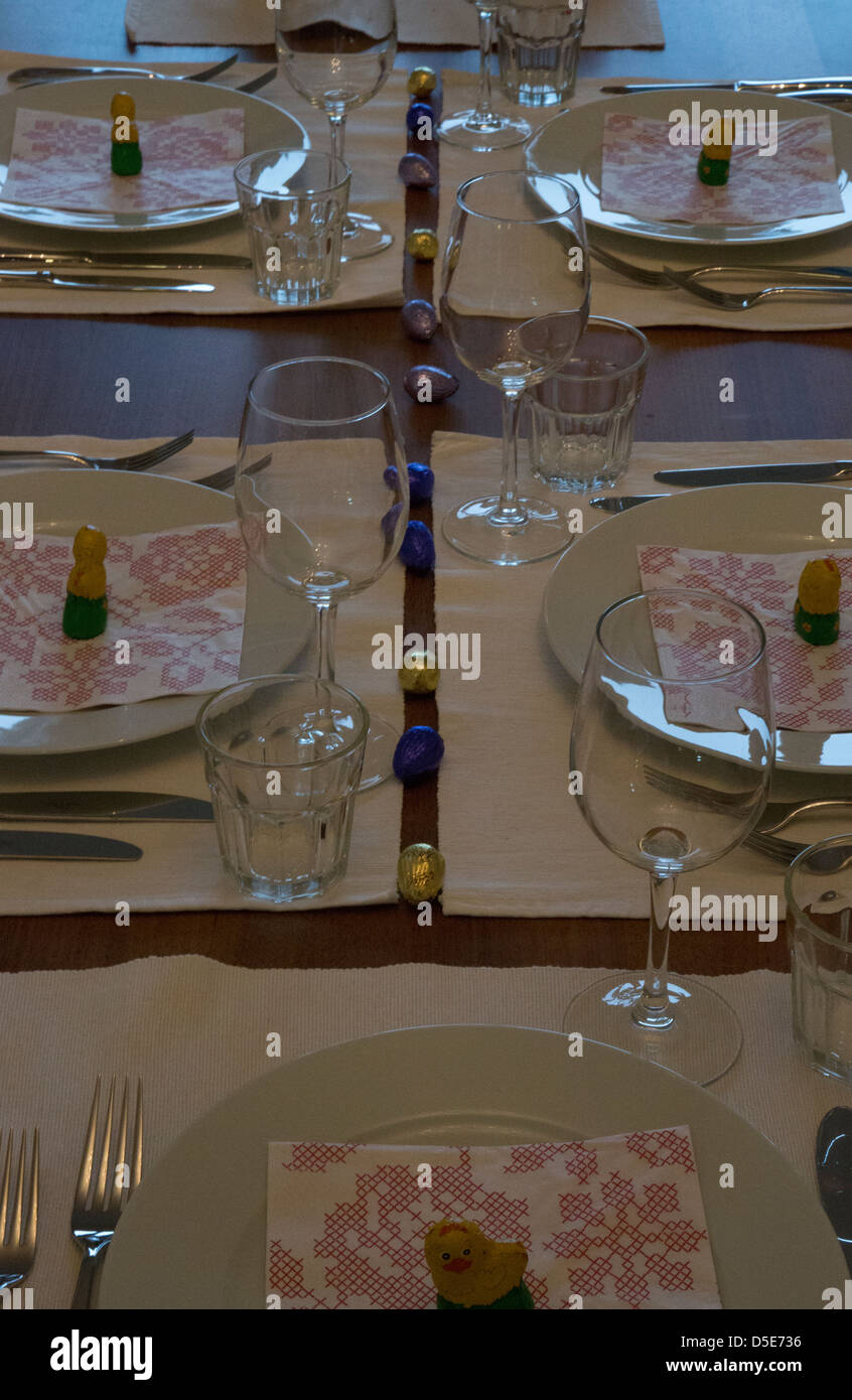 Egg setting hi-res stock photography and images - Alamy