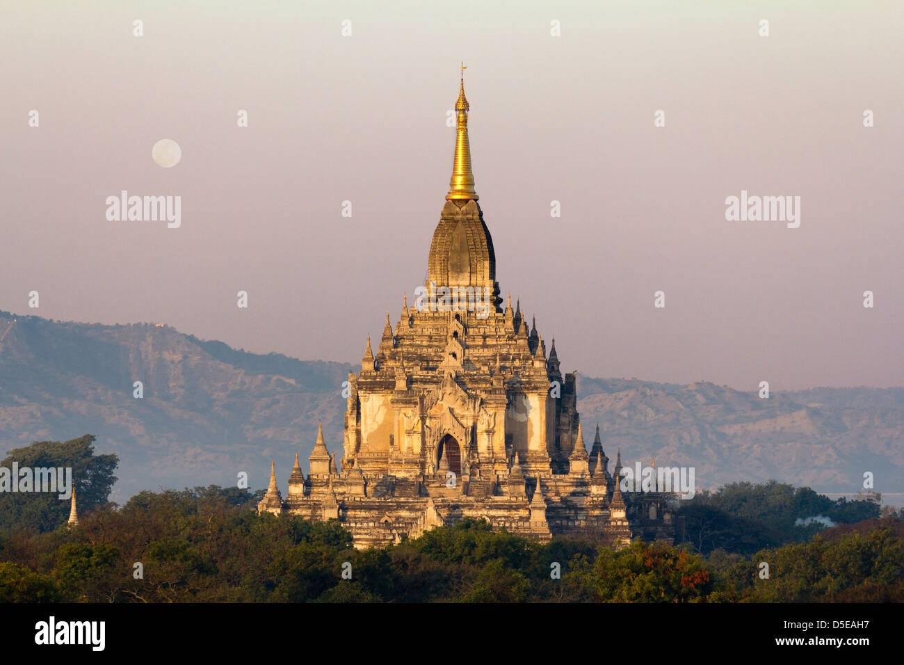 Dawn and moonrise over the Gawdawpalin Temple, Bagan Myanmar 1 Stock ...