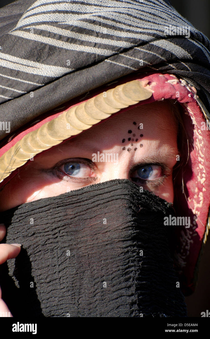 Bedouin woman in traditional dress hi-res stock photography and images ...