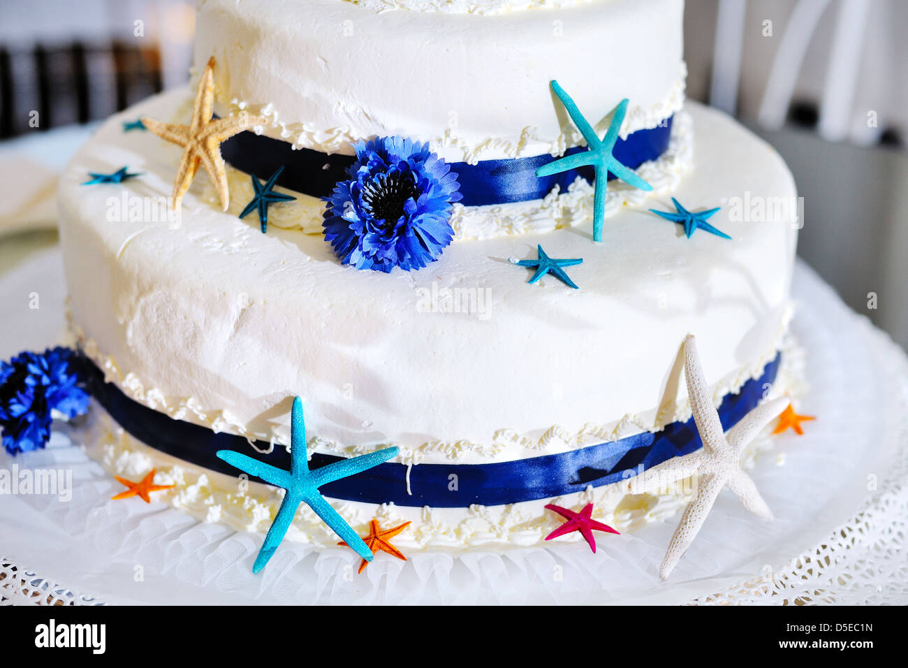 A wedding cake with flowers hi-res stock photography and images - Alamy