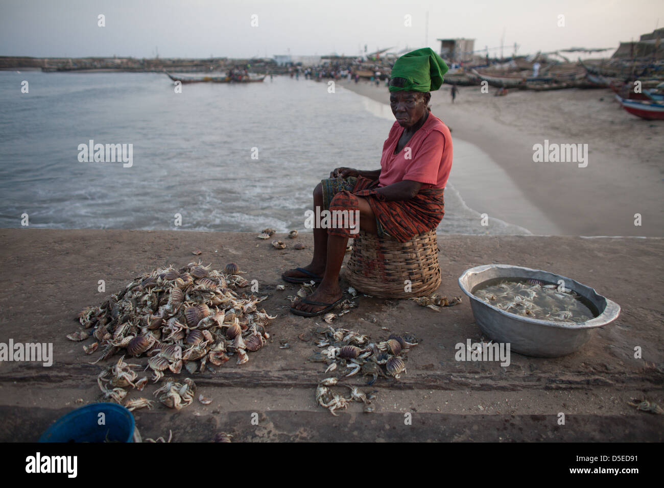 A woman cleans crabs in Accra, Ghana Stock Photo - Alamy