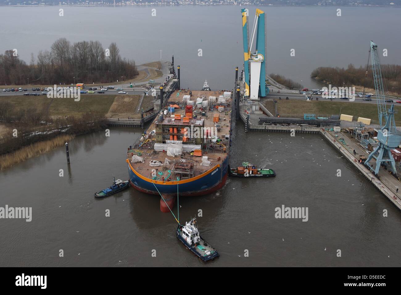 New ship 'Aeolus' leaves the Este barrage toward the river Elbe in ...