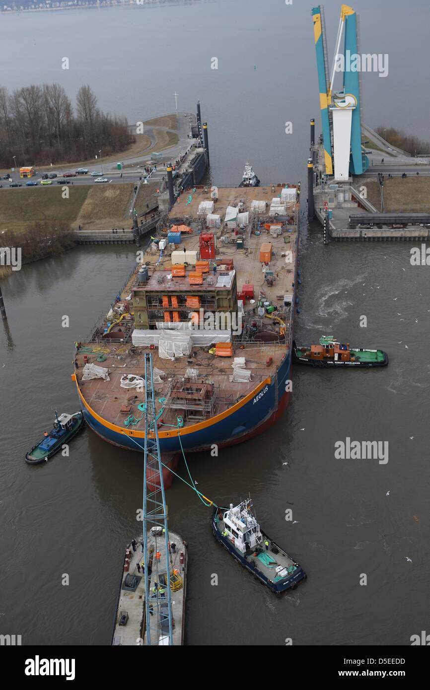 New ship 'Aeolus' leaves the Este barrage toward the river Elbe in ...