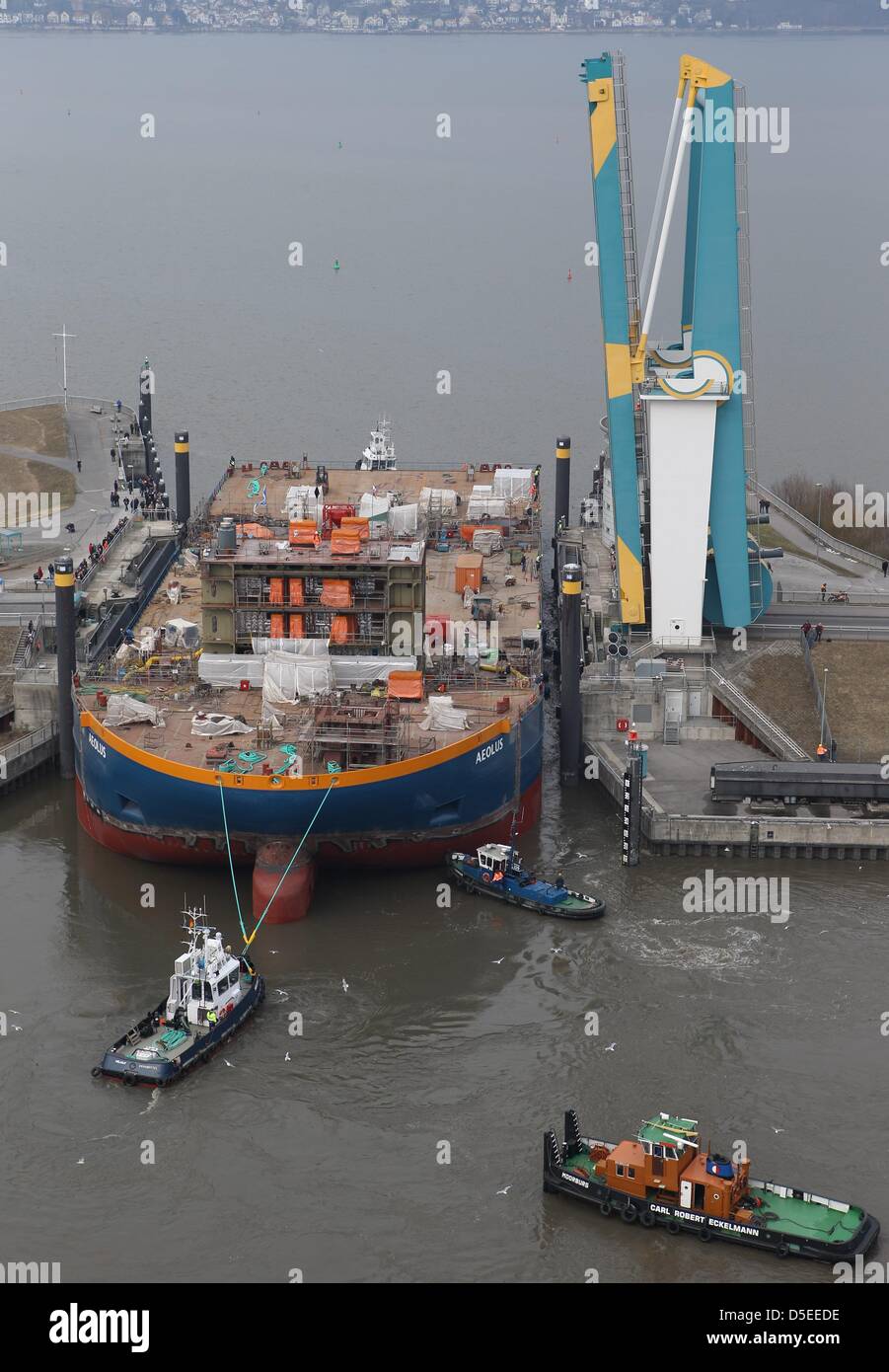 New ship 'Aeolus' leaves the Este barrage toward the river Elbe in ...