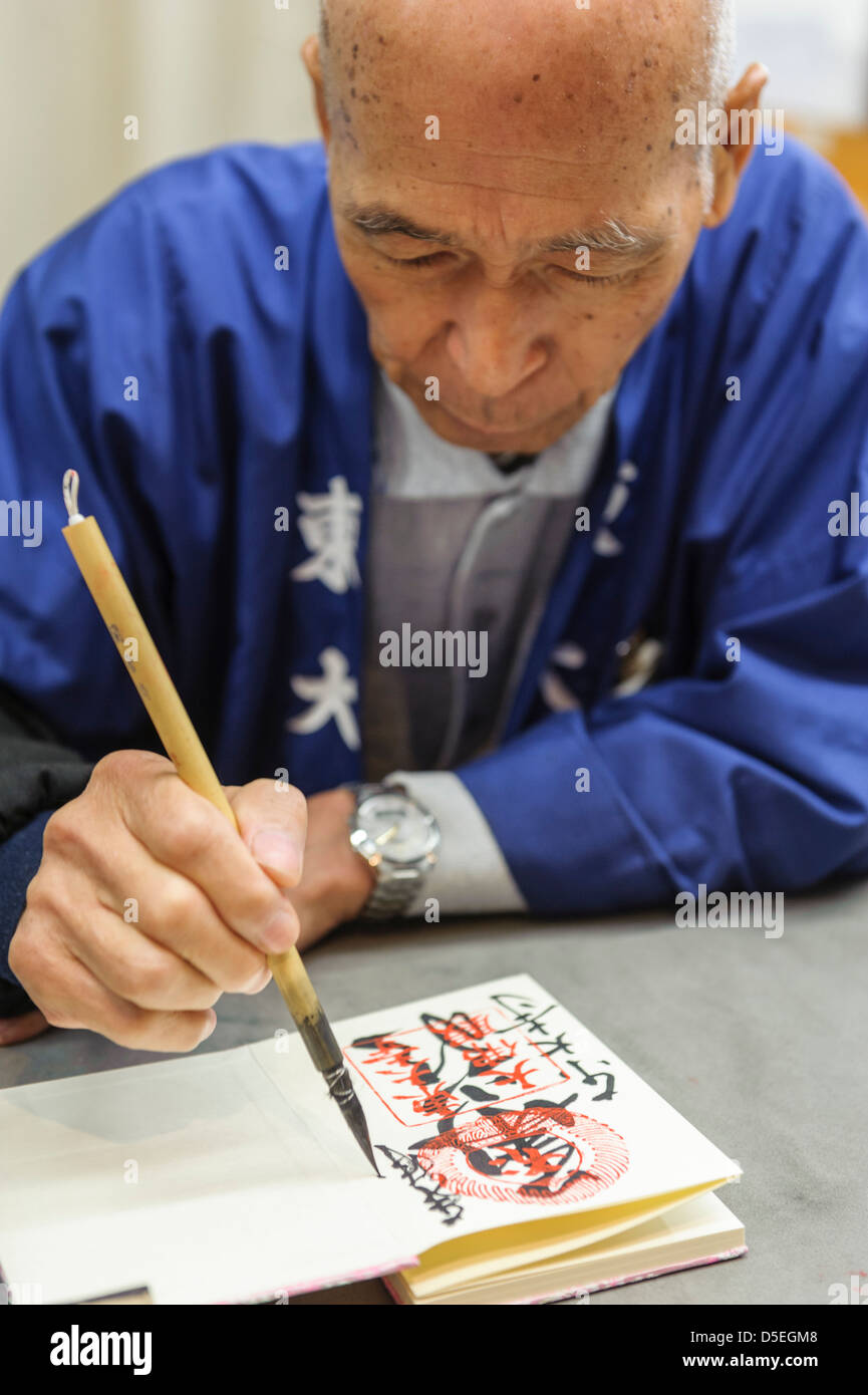 Man writing Japanese caligraphy, Kyoto, Japan Stock Photo - Alamy