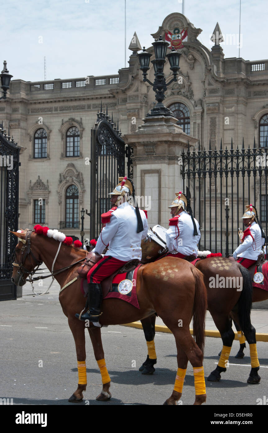 Presidential guard at Government Palace in Lima. Peru Stock Photo - Alamy