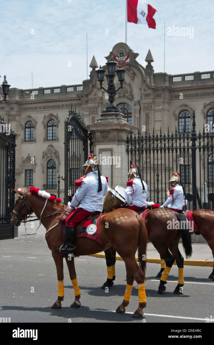 Presidential guard at Government Palace in Lima. Peru Stock Photo - Alamy