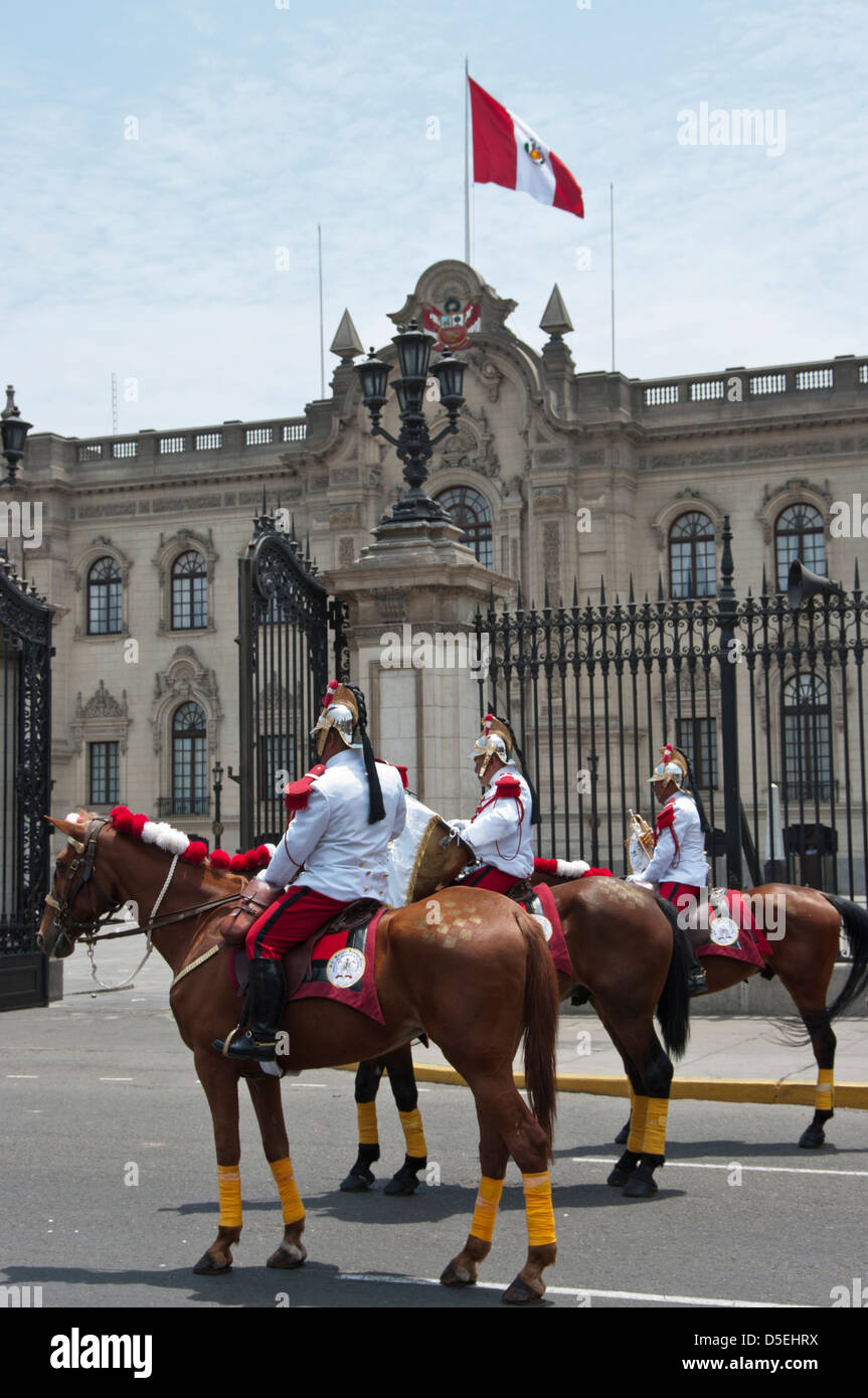 Presidential guard at Government Palace in Lima. Peru Stock Photo - Alamy