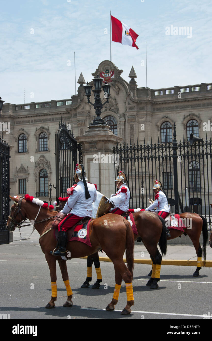 Presidential guard at Government Palace in Lima. Peru Stock Photo - Alamy